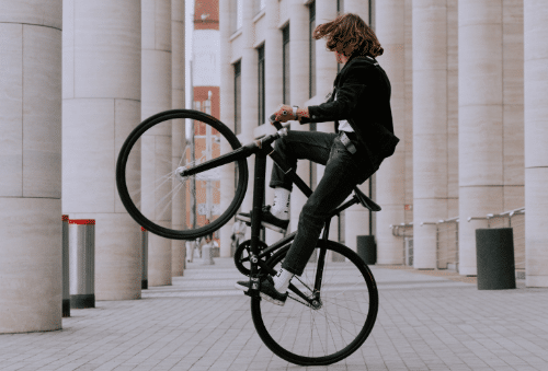 Comment faire un wheeling ou une roue arrière à vélo